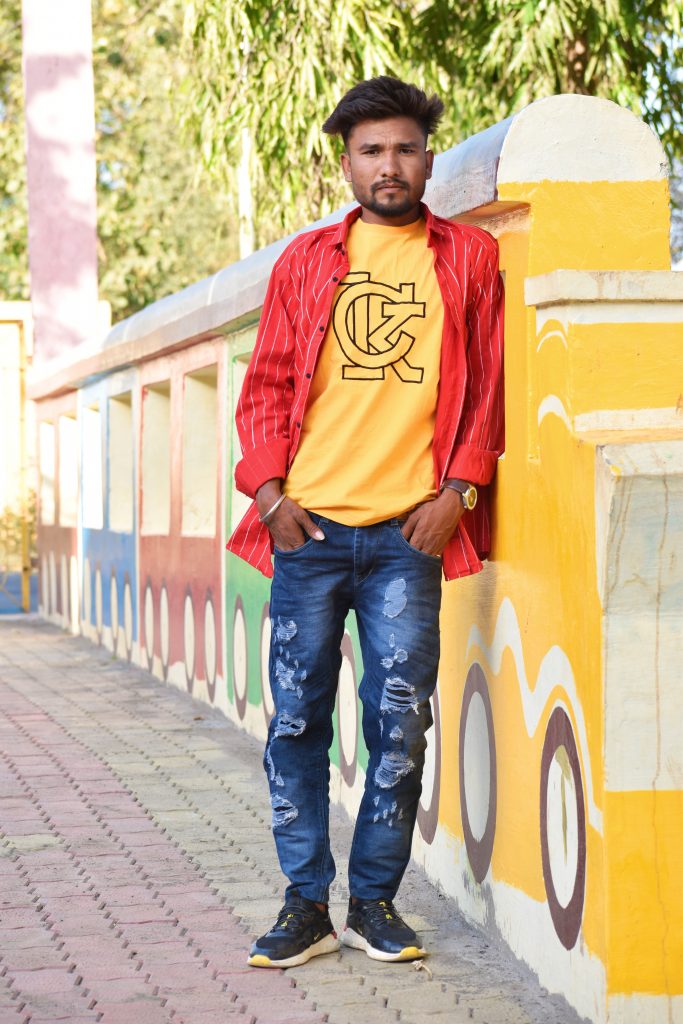 Model boy posing against the wall - PixaHive