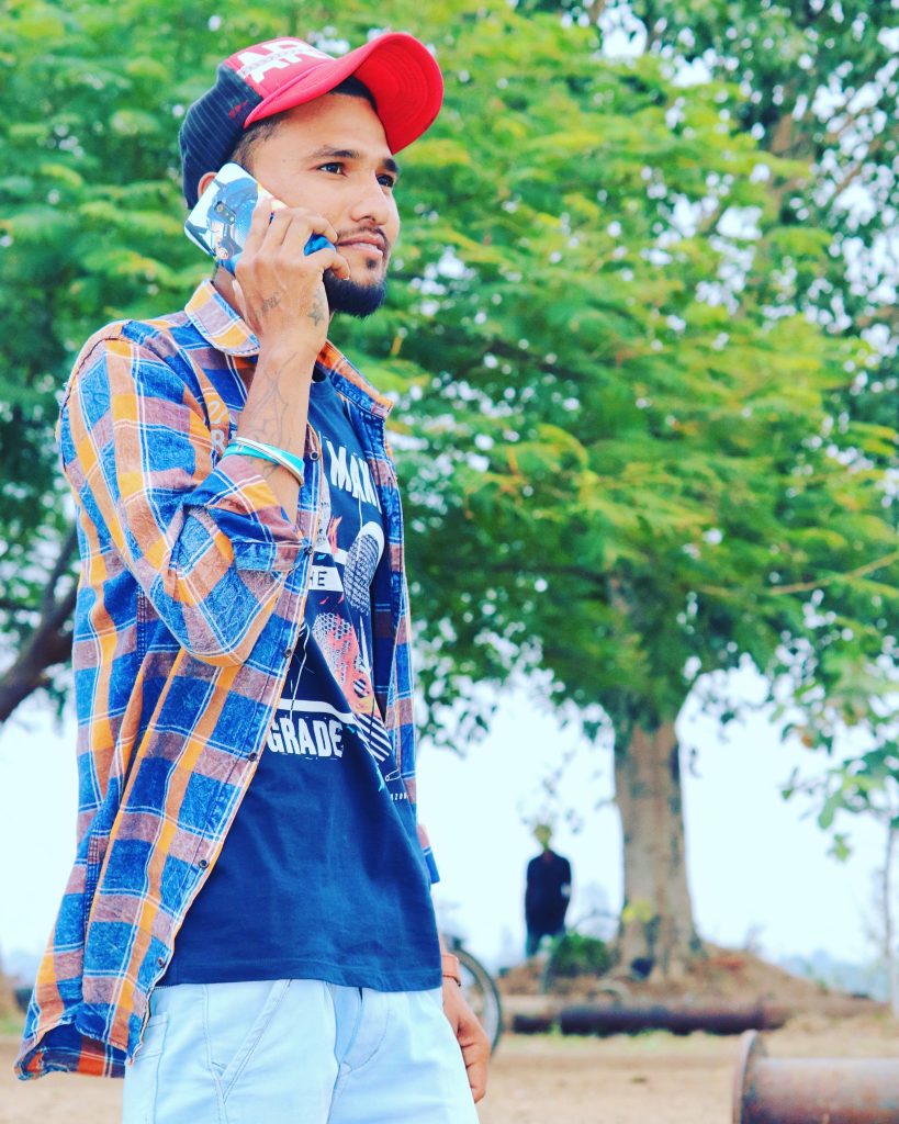 Model boy posing with phone - PixaHive