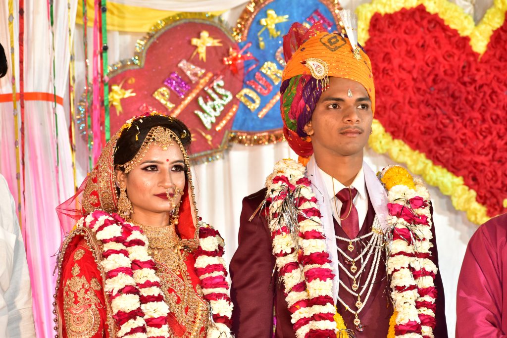 Wedding couple posing - PixaHive