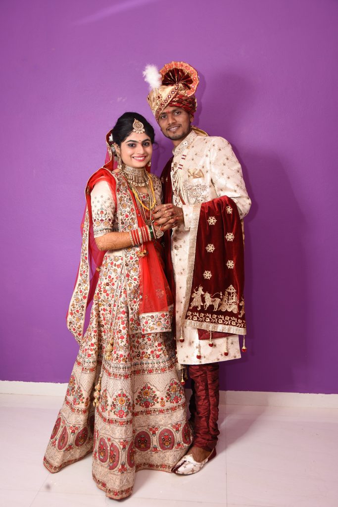 Wedding couple posing - PixaHive