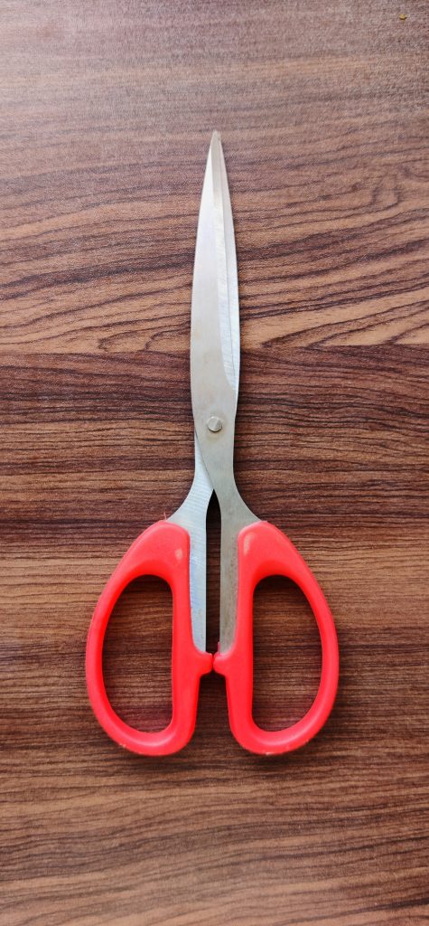 scissor on table - PixaHive