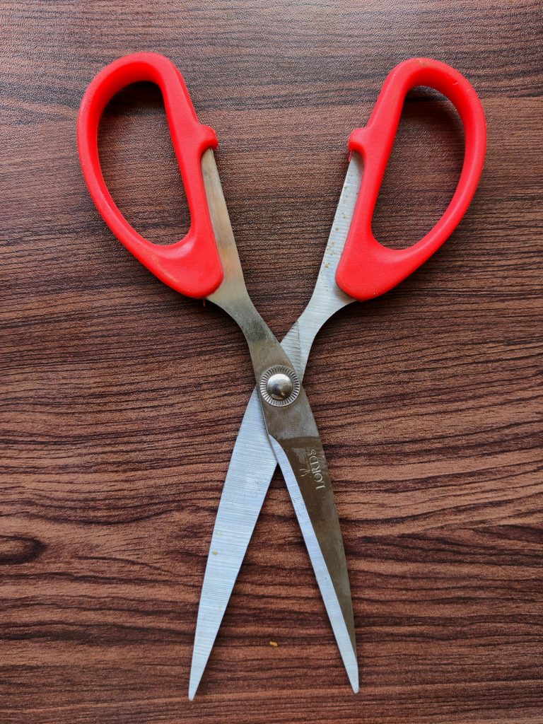 scissor on table - PixaHive