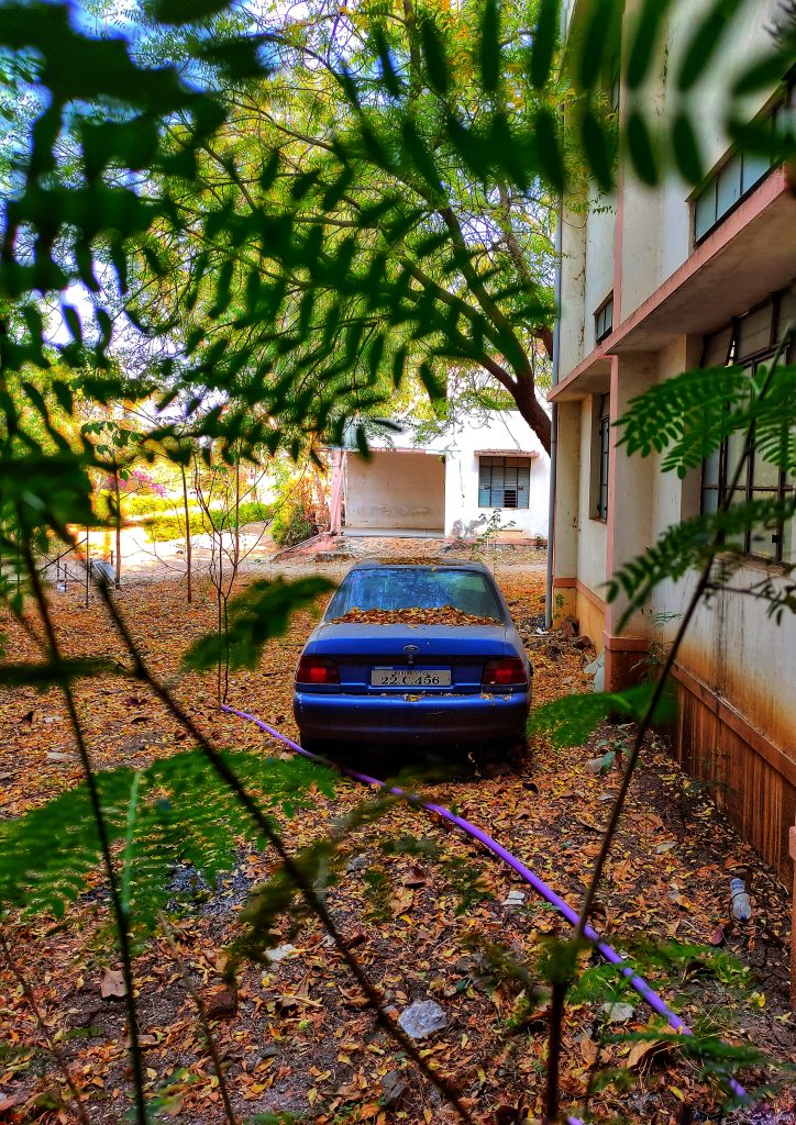 A car parked behind a house - PixaHive