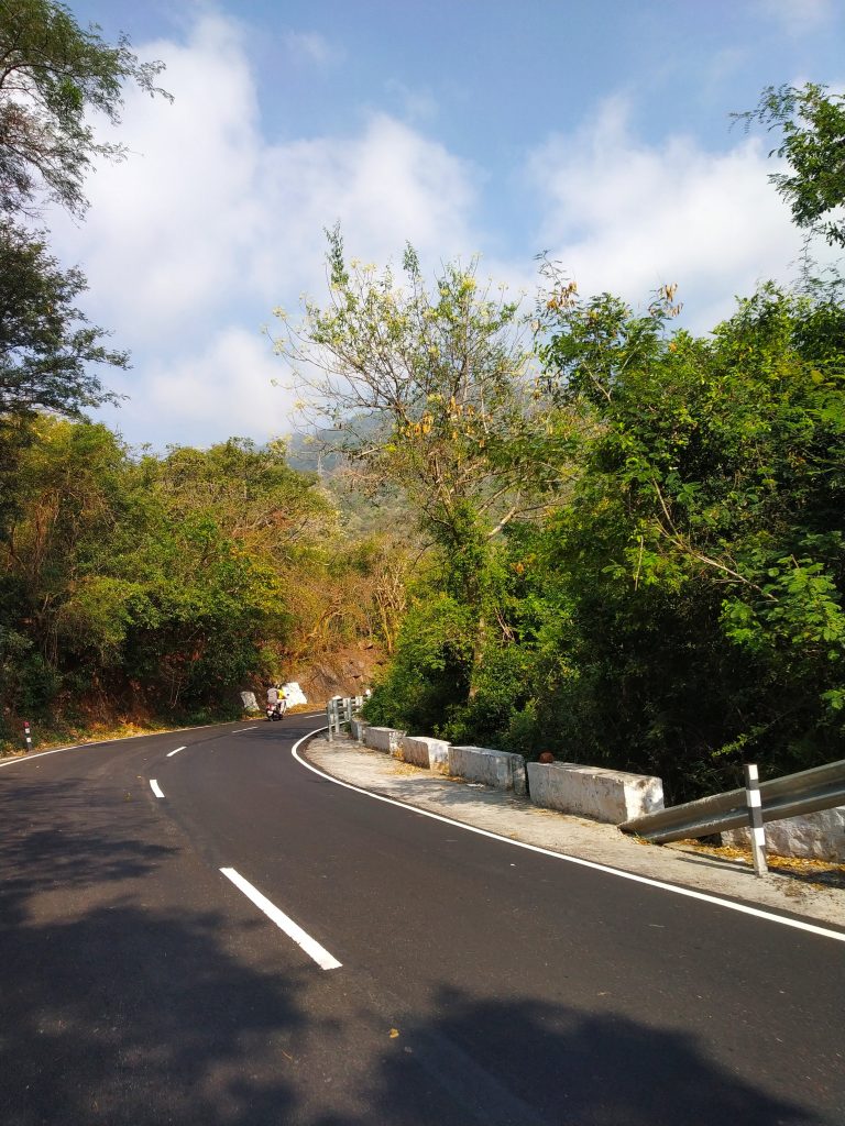 A curvy road - PixaHive