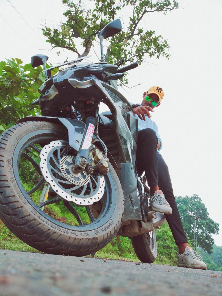 A model pose on bike - PixaHive