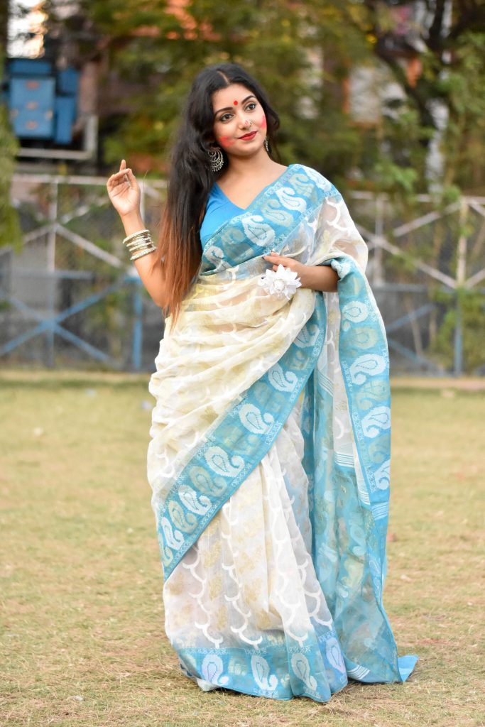 An Indian woman in saari dress - PixaHive