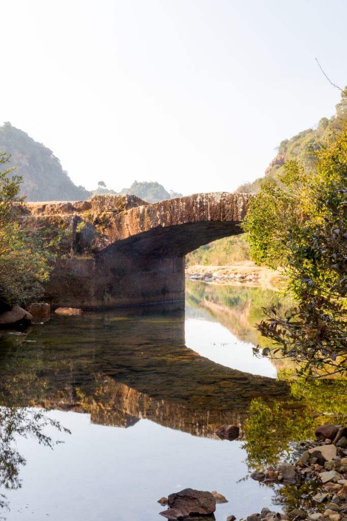 An arch bridge and water - PixaHive
