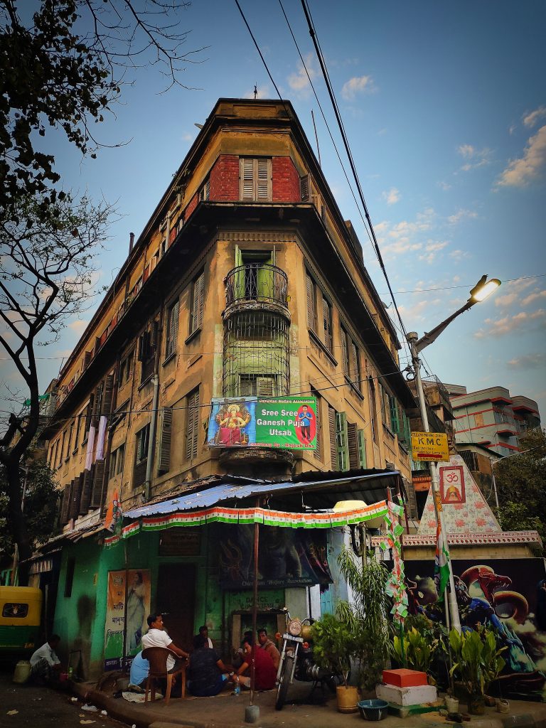 Building at roadside - PixaHive