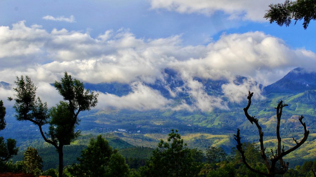 Clouds over mountains - PixaHive