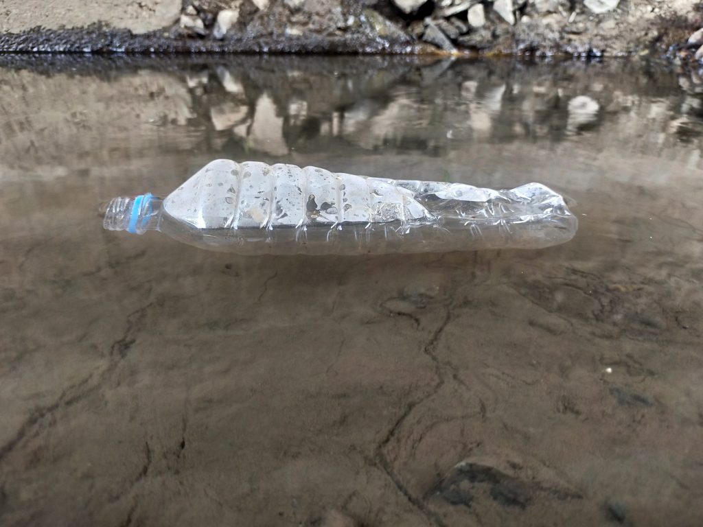 Plastic bottle in river - PixaHive