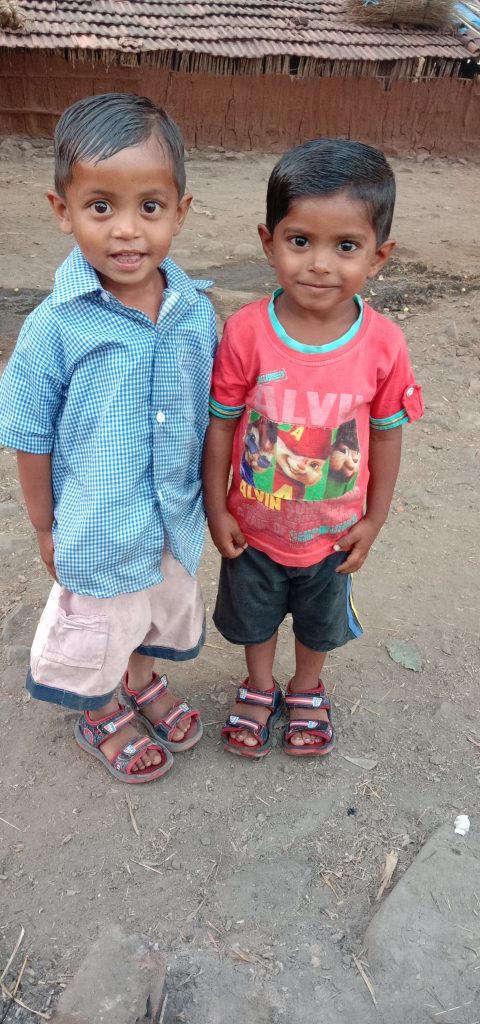 Two kids posing - PixaHive