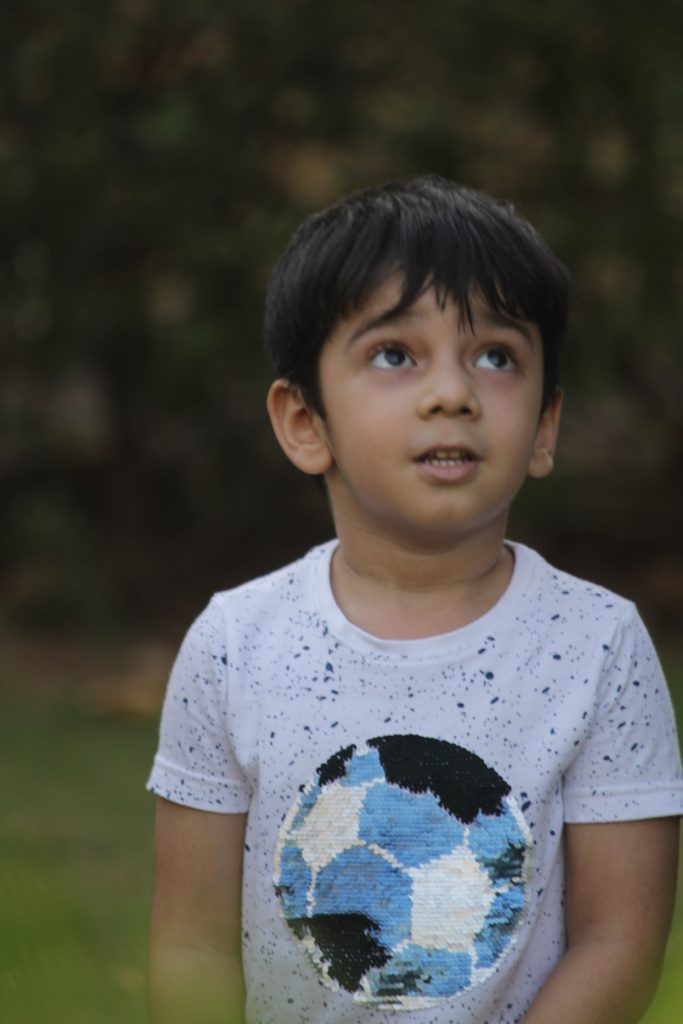 kid looking at the upward direction - PixaHive