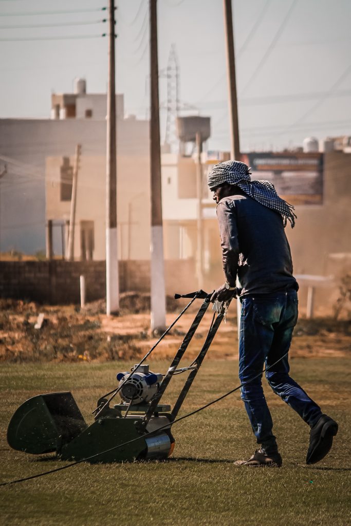 A gardener cutting grass with a machine - PixaHive