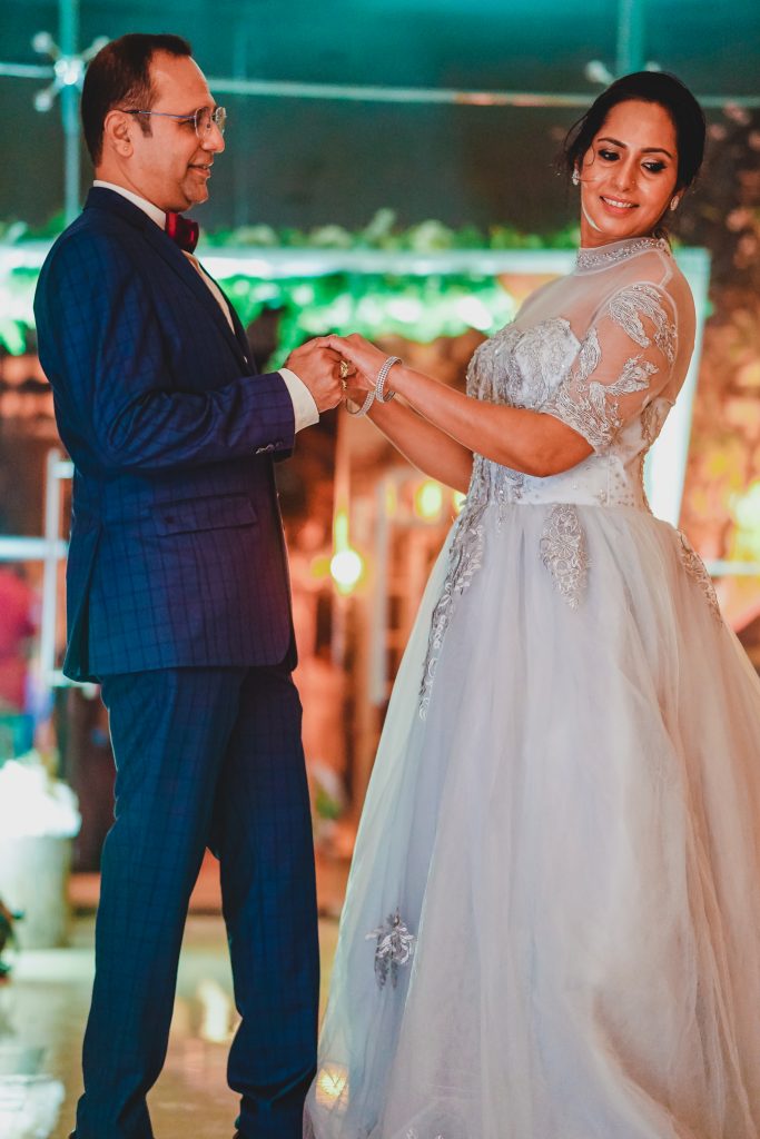 A married couple dancing together - PixaHive