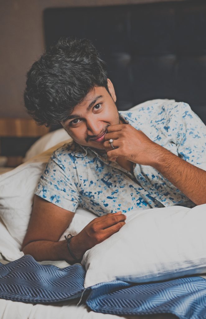 Boy posing on bed - PixaHive
