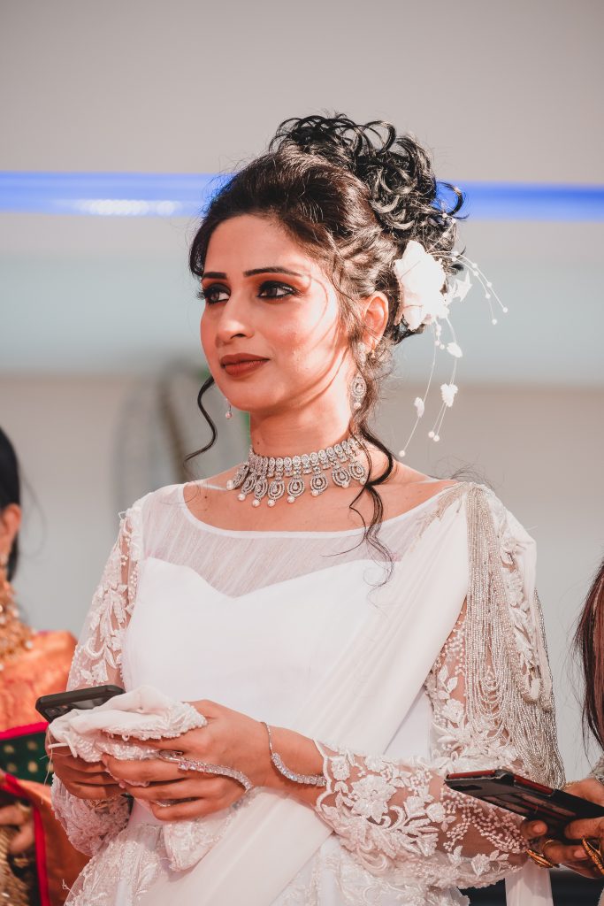 Bride posing - PixaHive