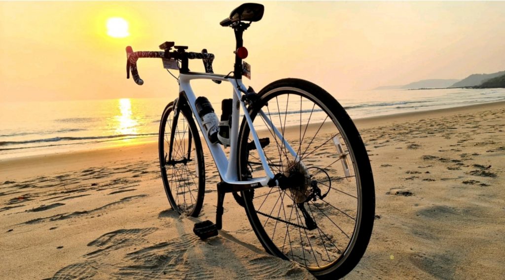 A bicycle on a beach - PixaHive