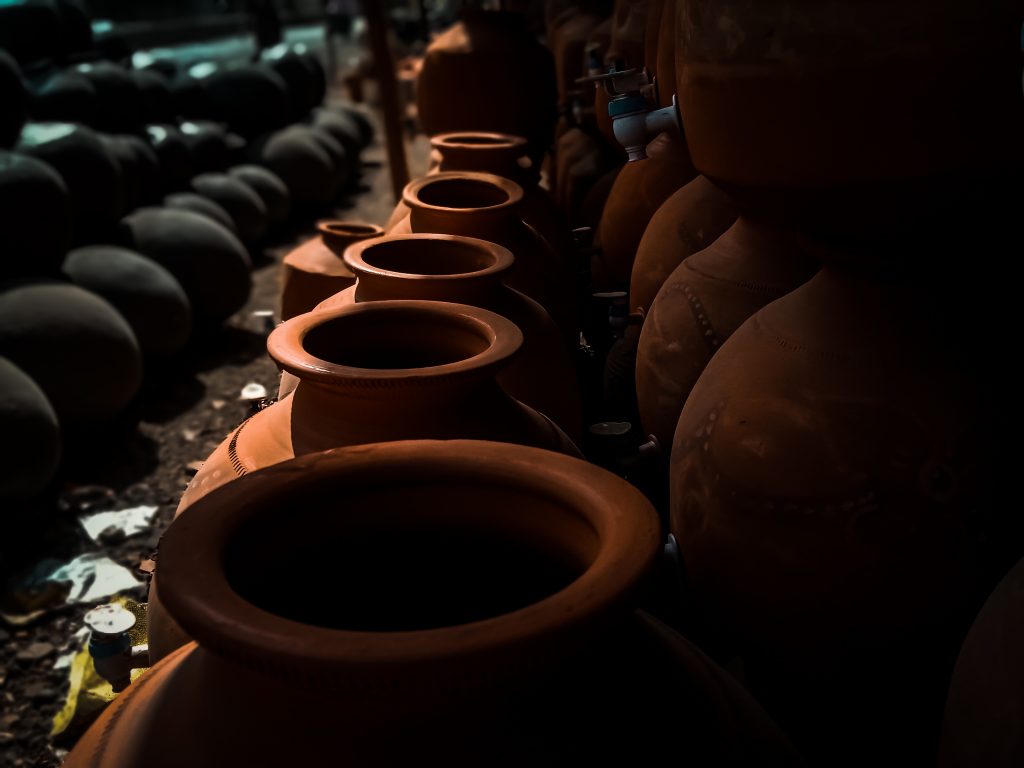 Clay pots in a store - PixaHive