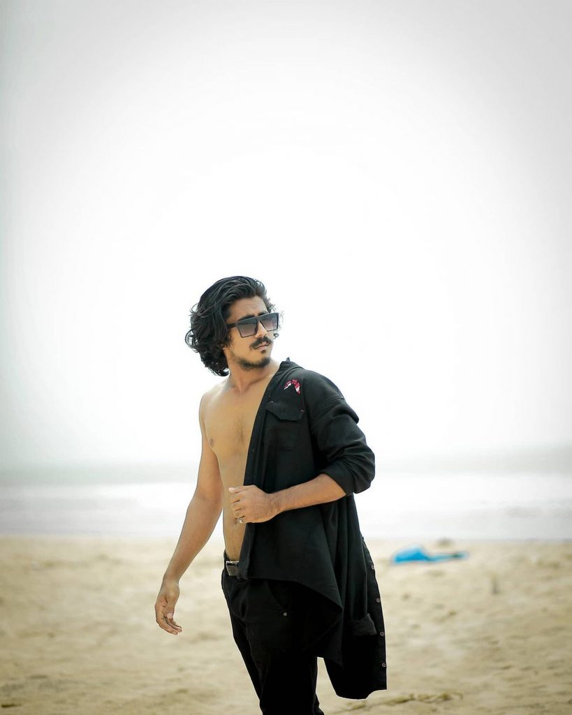 Boy posing on the beach - PixaHive