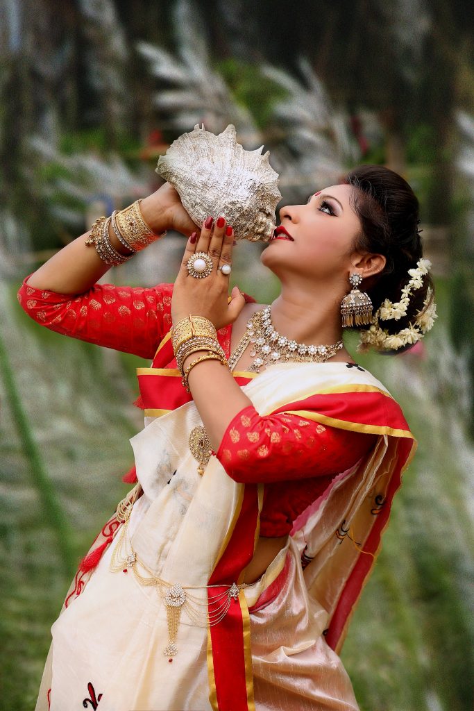 Girl playing Shankh - PixaHive