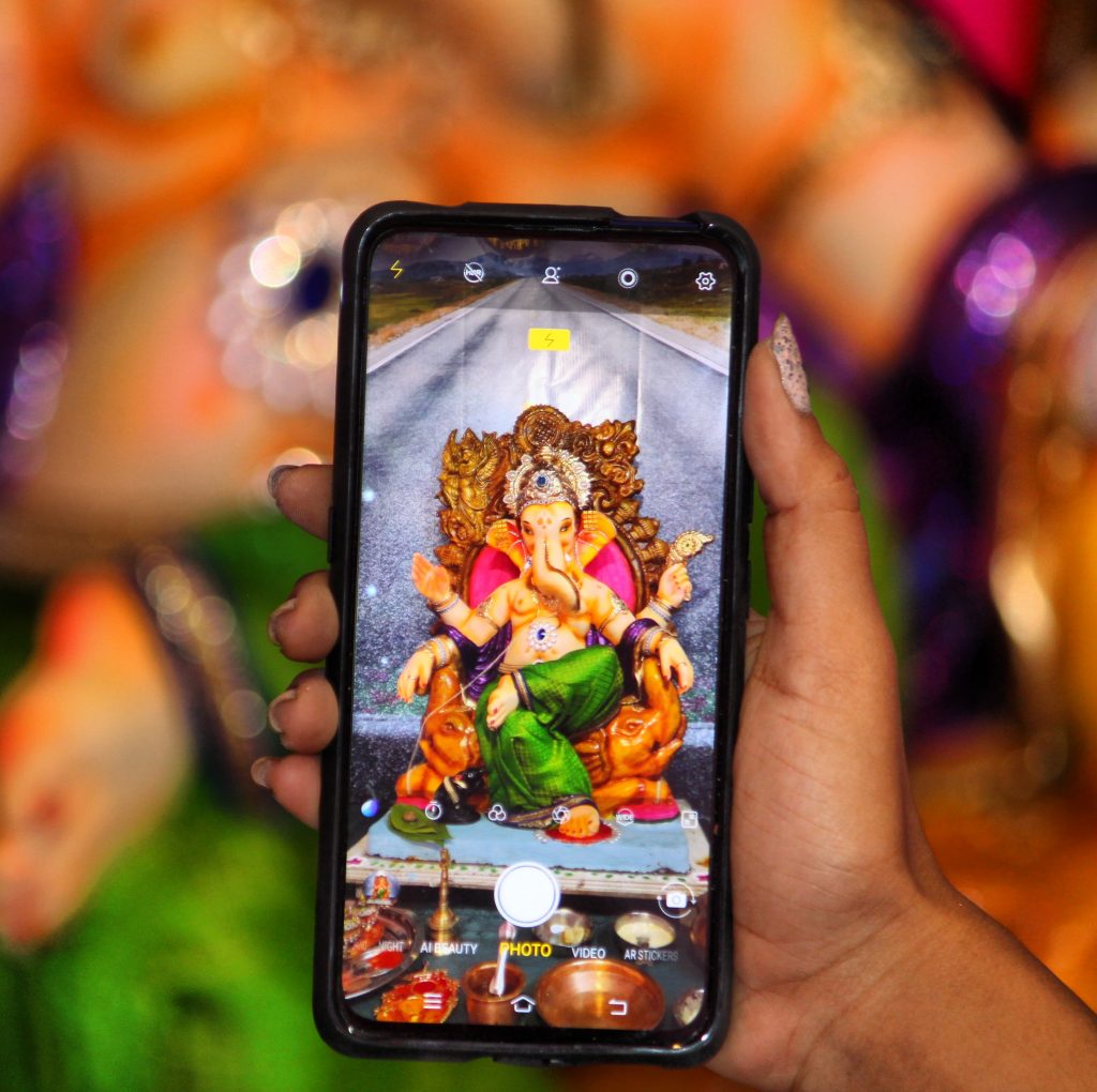 Lord Ganesh picture in phone - PixaHive