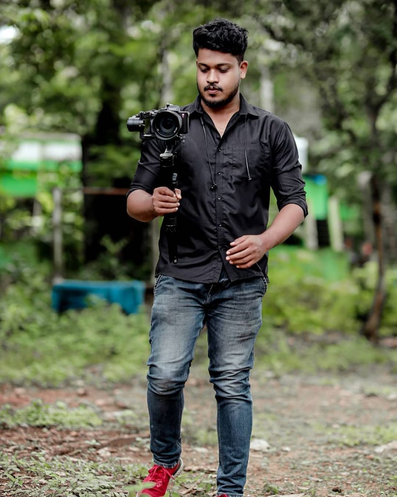 Man posing with camera - PixaHive