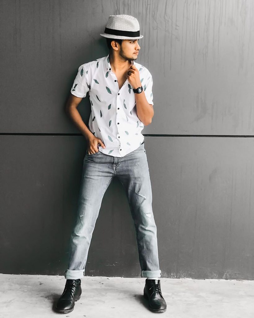 Model posing with hat - PixaHive