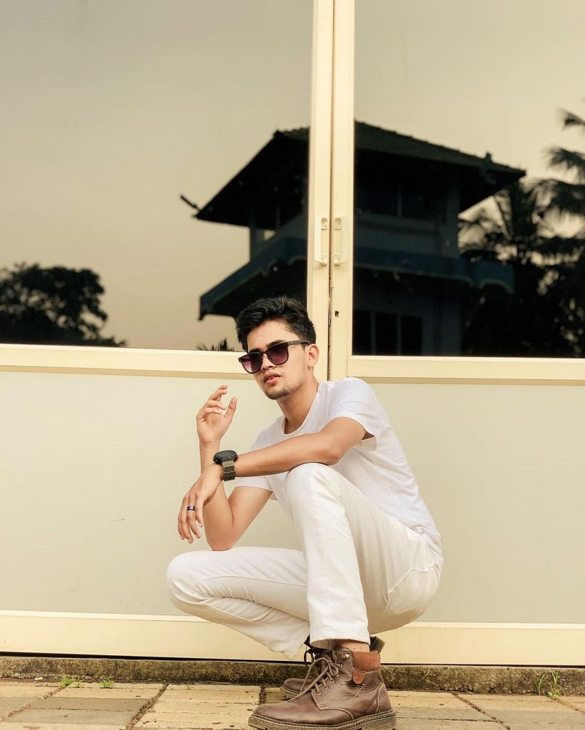 Model sitting pose - PixaHive