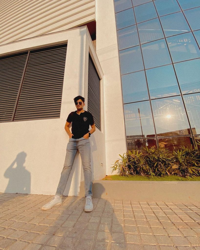 Model standing against wall - PixaHive