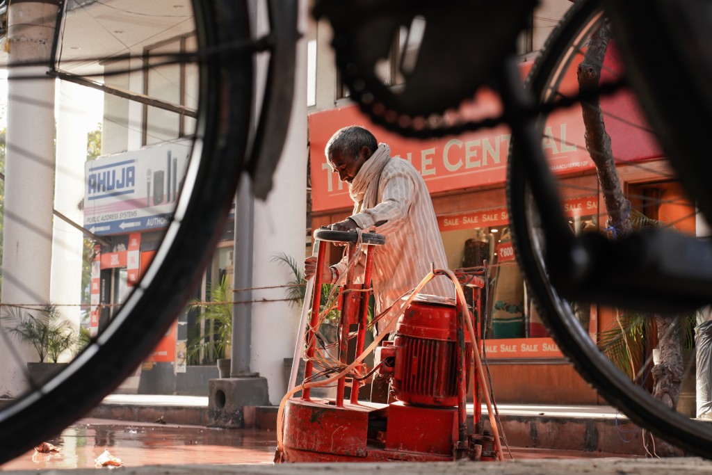 Old Mechanic Working in the Street - PixaHive